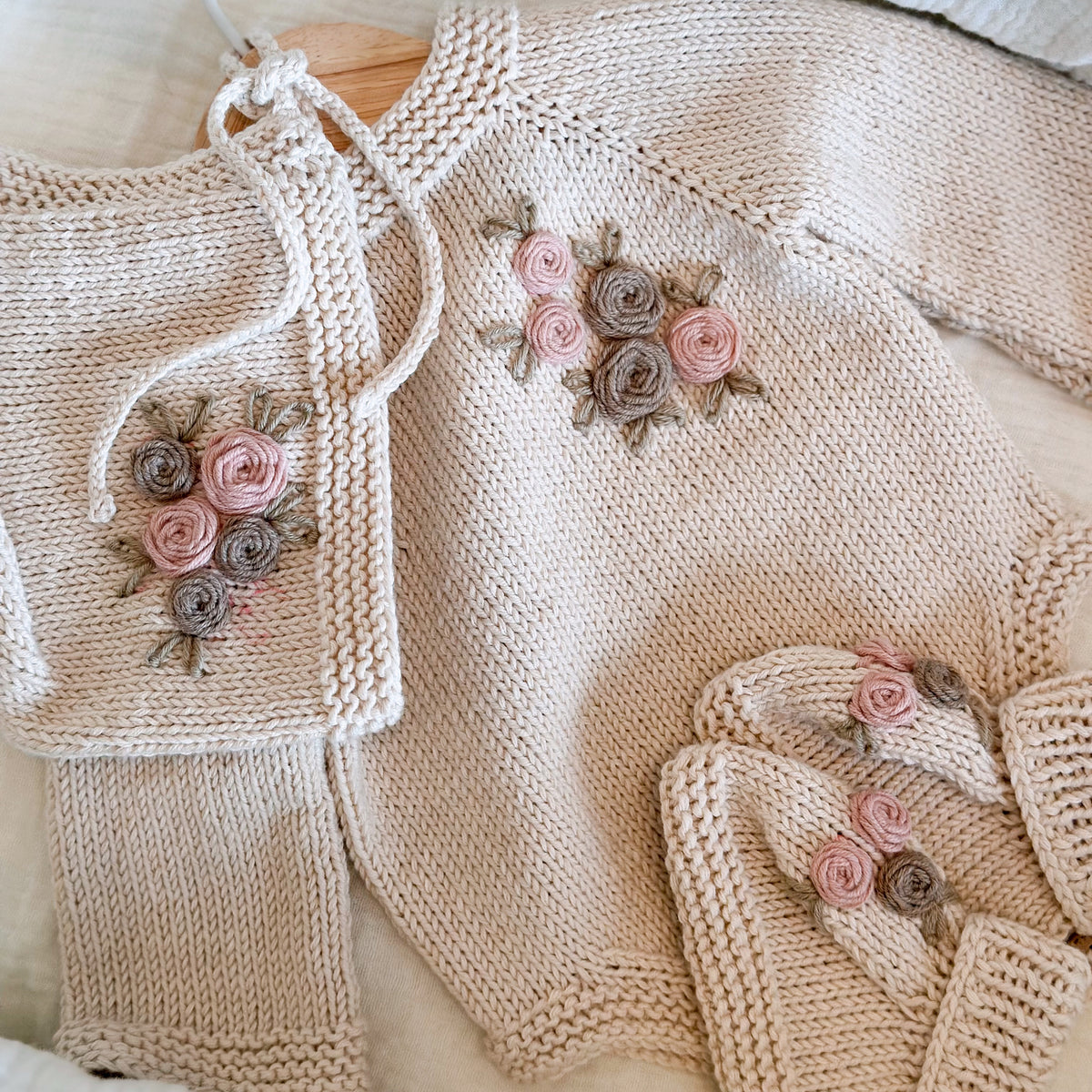 Elörgüsü Çiçek Nakışlı Bebek Takımı – Mini Hobievi